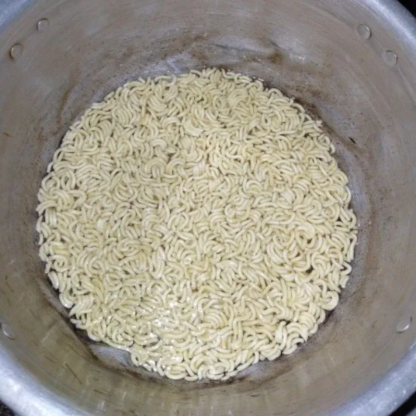 Resep Schotel Mie Instan #AlaAnakKos Sederhana Rumahan di Yummy App