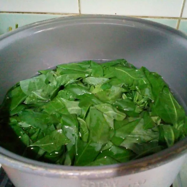 Resep Tumis Daun Singkong & Bunga Pepaya Sederhana Rumahan di Yummy App