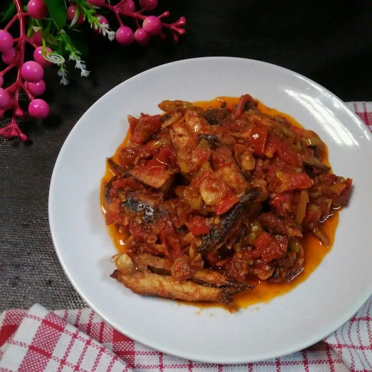 Resep Ikan Pindang Sambal Tomat Sederhana Rumahan Di Yummy App