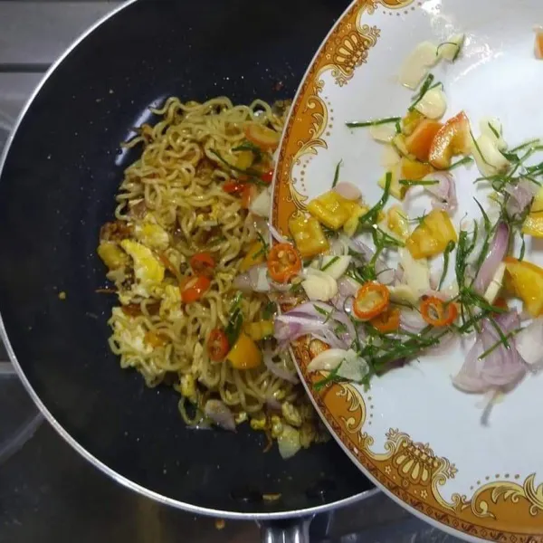 Resep Mie Goreng Sambal Matah Sederhana Rumahan di Yummy App Resep Mie Goreng Sambal Matah Sederhana Rumahan di Yummy App