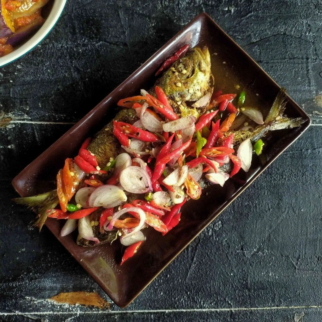 Resep Ikan Kembung Goreng Sambal Asam Sederhana Rumahan di Yummy App Resep Ikan Kembung Goreng Sambal Asam Sederhana Rumahan di Yummy App
