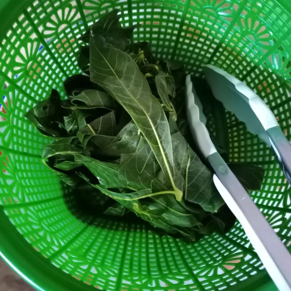 Resep Daun Singkong Tempe Masak Kencur Sederhana Rumahan di Yummy App