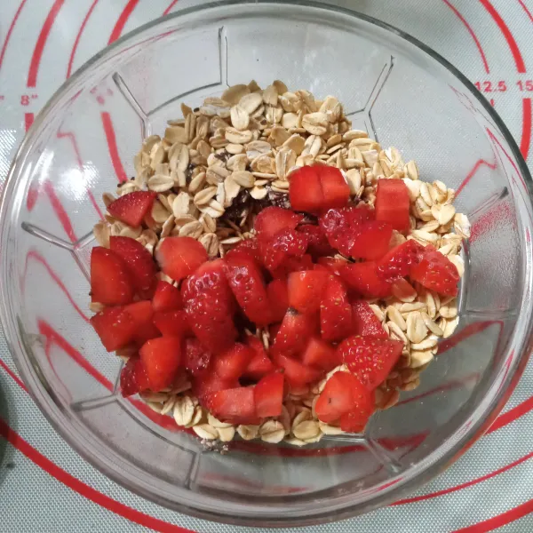 Resep Strawberry Overnight Oats Sederhana Rumahan di Yummy App Resep Strawberry Overnight Oats Sederhana Rumahan di Yummy App