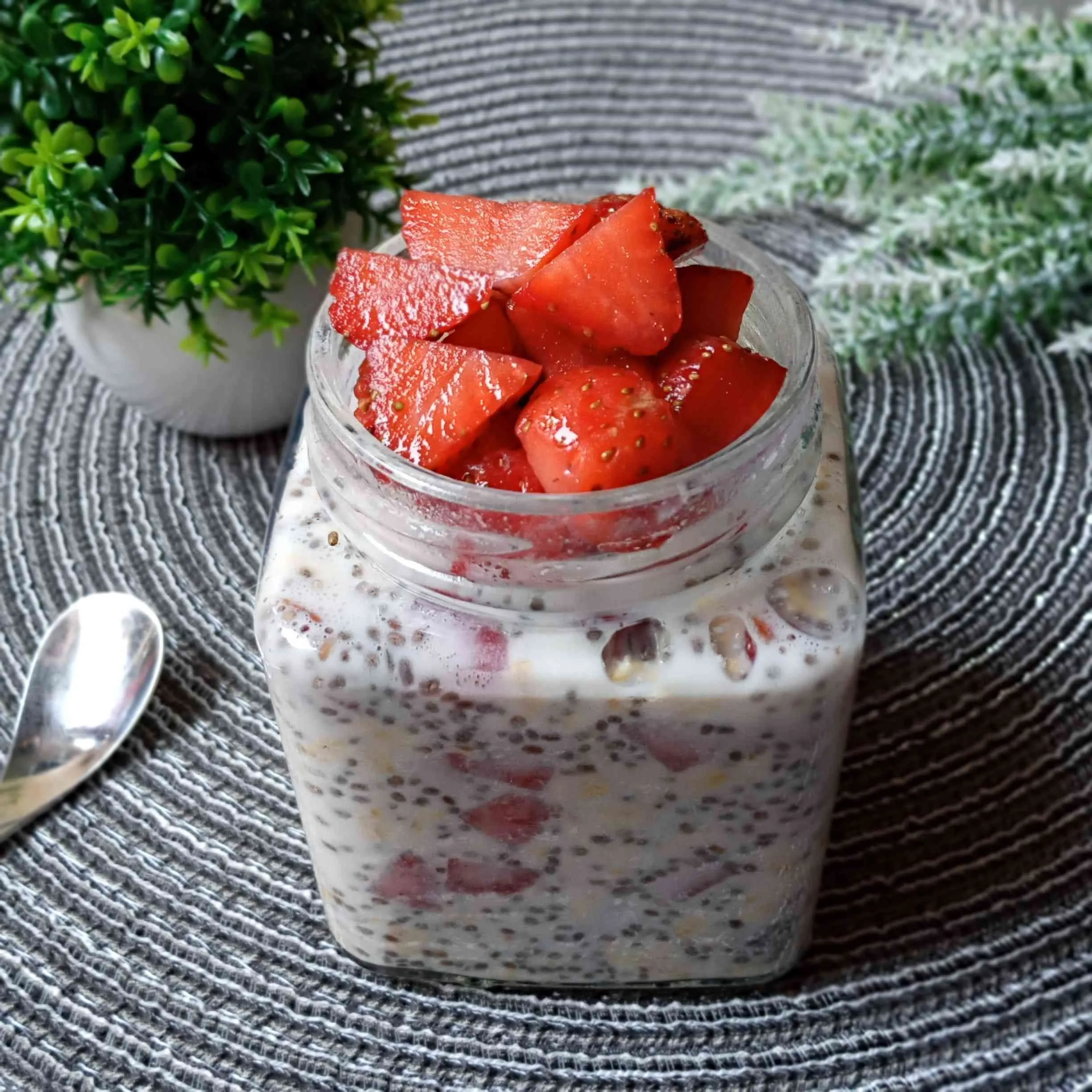 Resep Strawberry Overnight Oats Sederhana Rumahan di Yummy App Resep Strawberry Overnight Oats Sederhana Rumahan di Yummy App