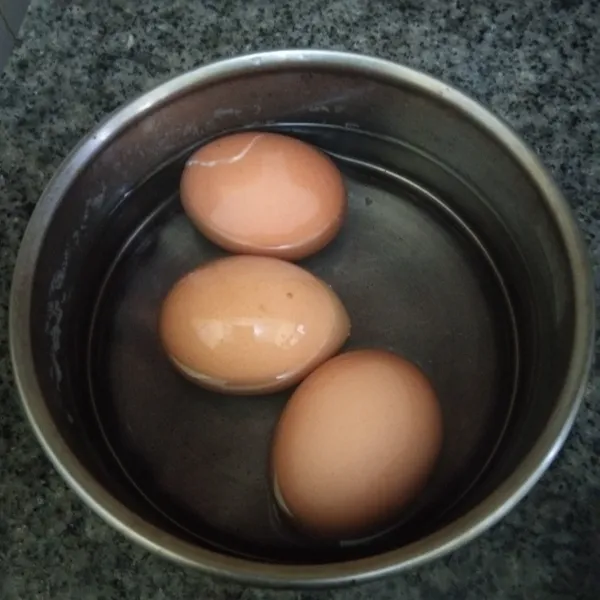 Resep Tips Mudah Kupas Kulit Telur Rebus #TipsAndalan Sederhana Rumahan di Yummy App