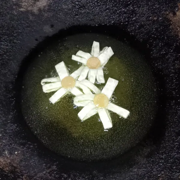 Resep Bunga Sosis Pangsit Sederhana Rumahan di Yummy App