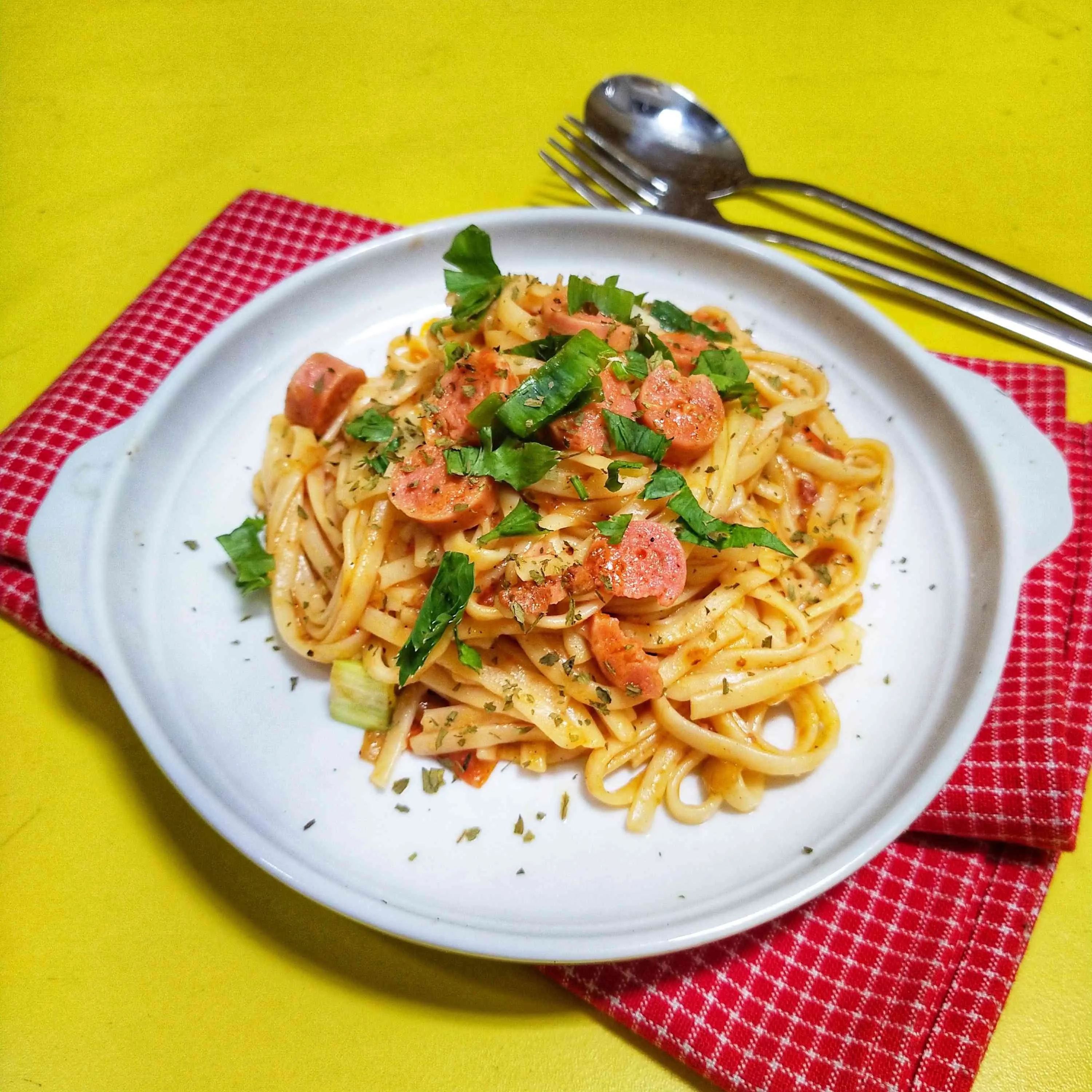 Resep Spaghetti Sosis Tomat Sederhana Rumahan di Yummy App