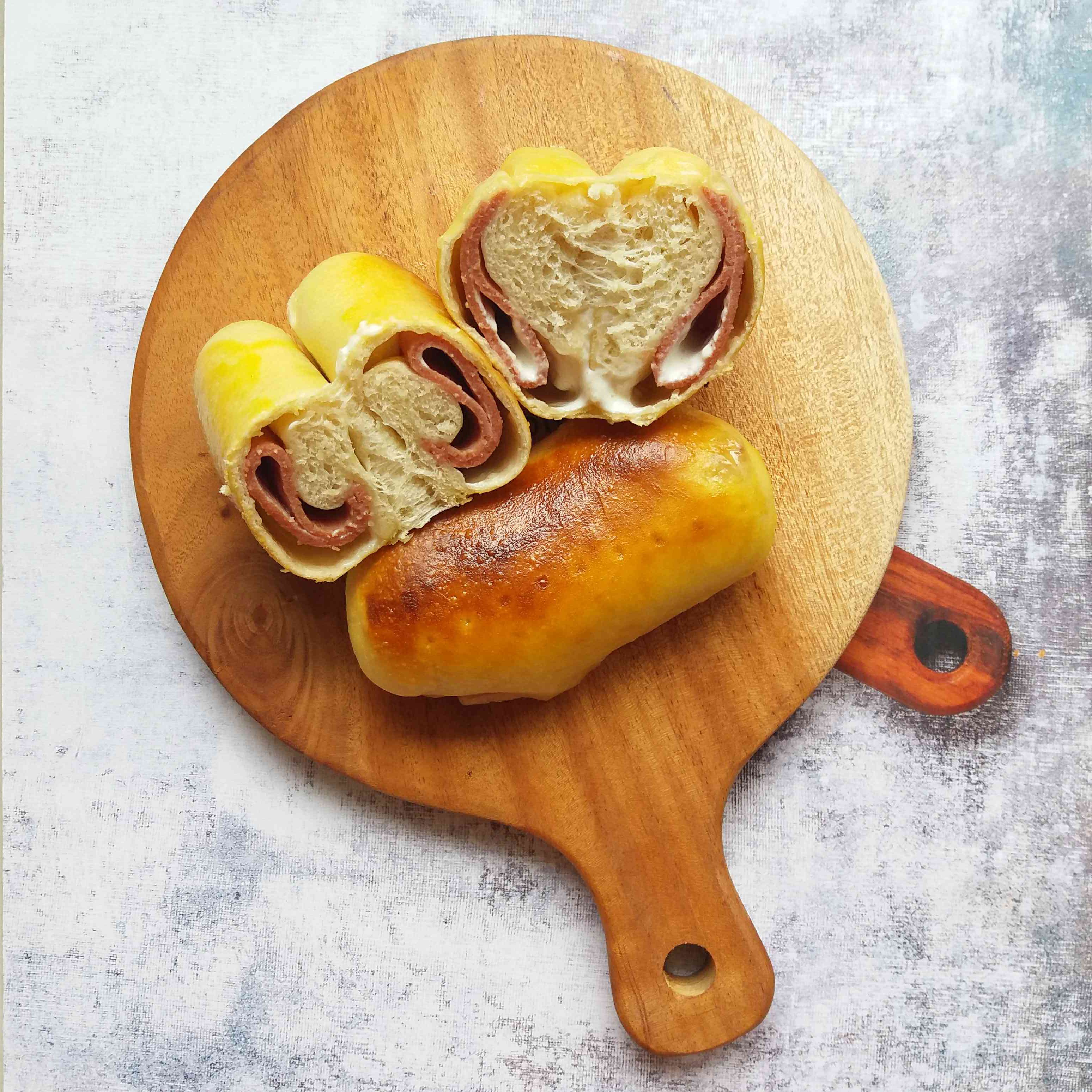 Resep Roti Smoked Beef and Cheese Sederhana Rumahan di Yummy App