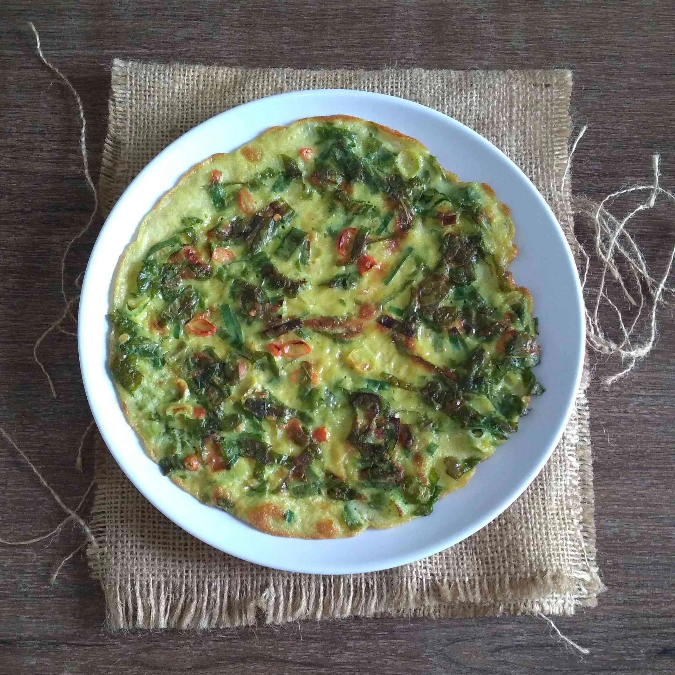 Resep Telur Dadar Daun Melinjo Pedas Sederhana Rumahan di Yummy App