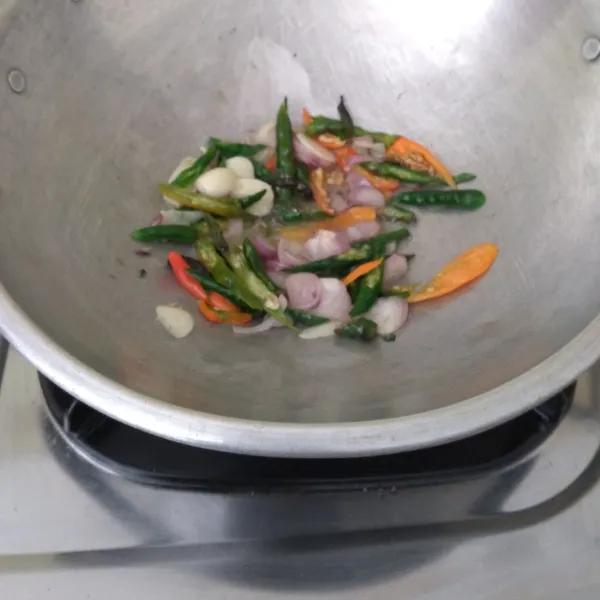 Resep Oseng Kikil Cabe Ijo Sederhana Rumahan di Yummy App Resep Oseng Kikil Cabe Ijo Sederhana Rumahan di Yummy App