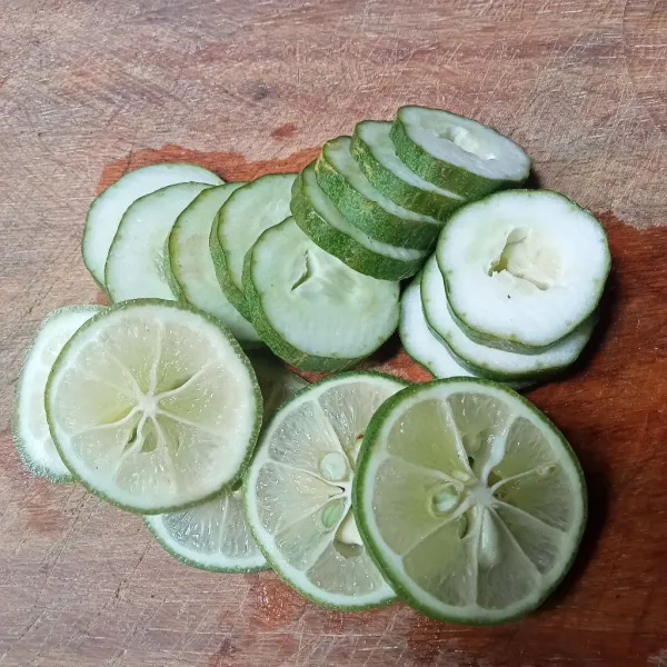 Resep Infused Water Timun dan Jeruk Nipis Sederhana Rumahan di Yummy App