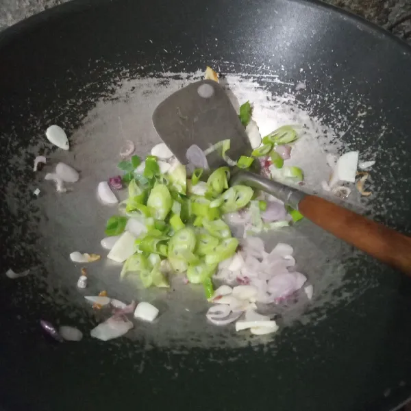 Resep Mie Kuning Bawang PreI Sederhana Rumahan di Yummy App