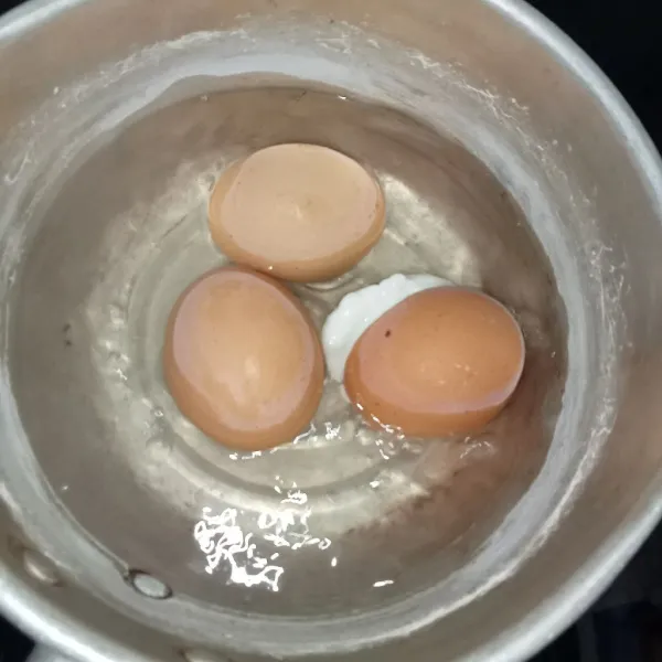 Resep Tips Mengupas Telur Sederhana Rumahan di Yummy App