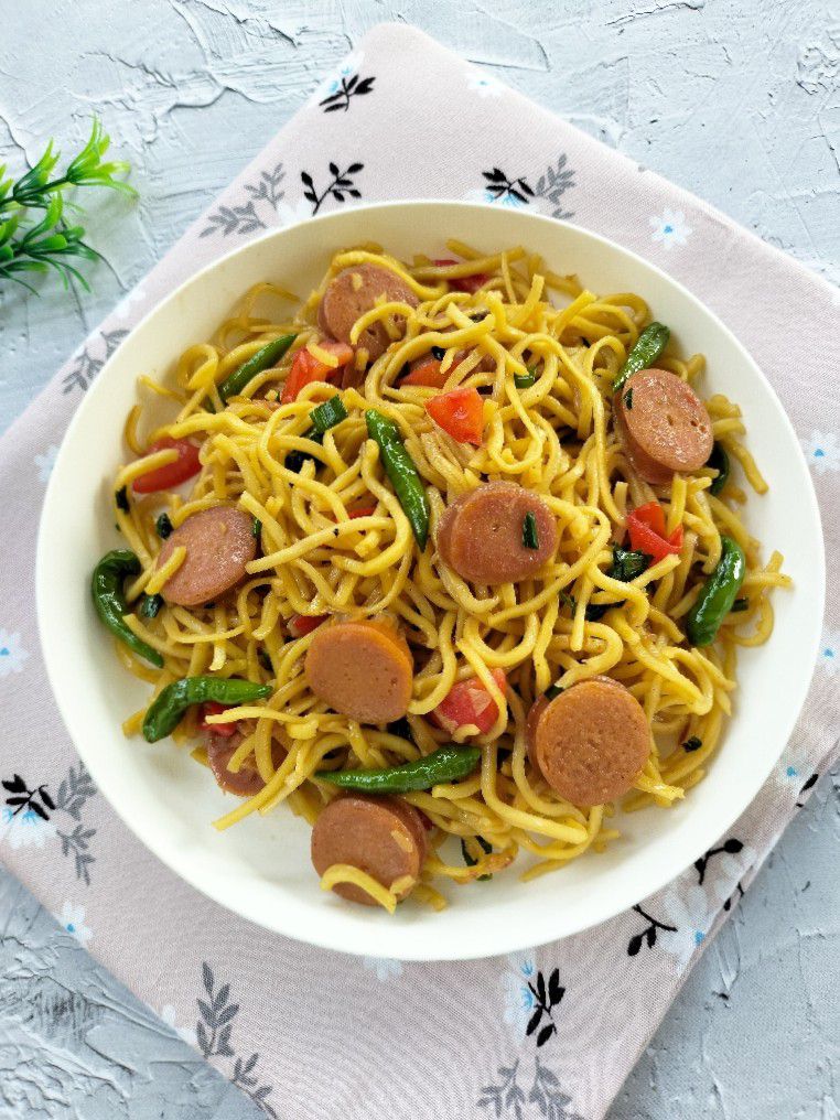 Resep Mie Kuning Rawit Sosis Sederhana Rumahan di Yummy App