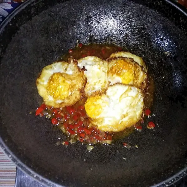 Resep Telur Mata Sapi Sambal Bawang Sederhana Rumahan di Yummy App