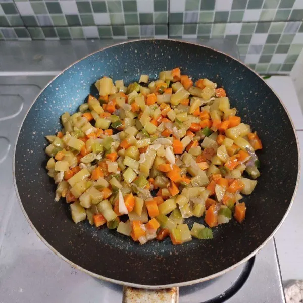 Resep Lontong Isi Kentang Wortel Sederhana Rumahan di Yummy App Resep Lontong Isi Kentang Wortel Sederhana Rumahan di Yummy App