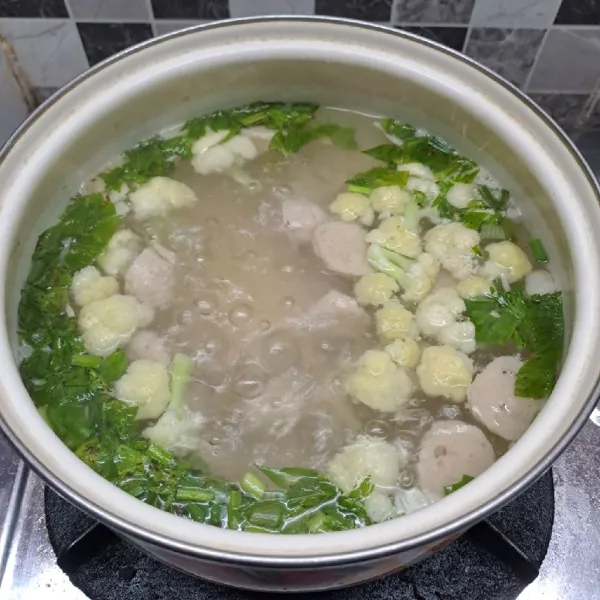 Resep Sop Bakso Caisim Bunga Kol Sederhana Rumahan di Yummy App