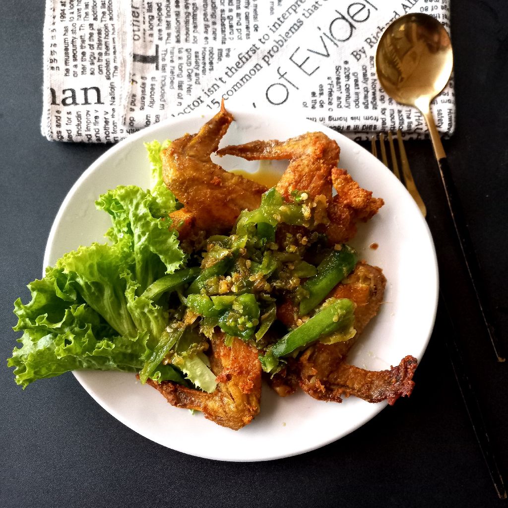 Resep Sayap Ayam Goreng Sambal Tomat Ijo Sederhana Rumahan di Yummy App