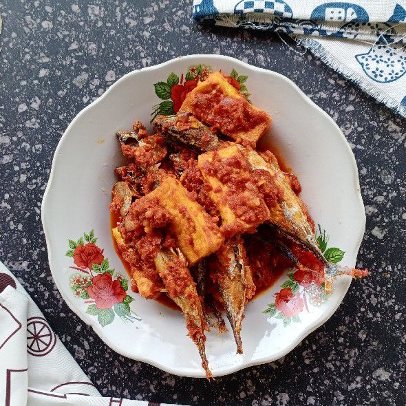 Resep Baby Tuna Goreng Balado Merah Sederhana Rumahan di Yummy App