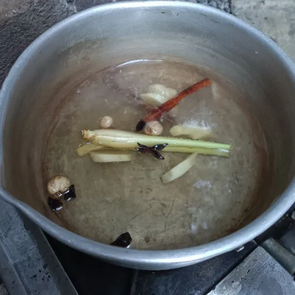 Resep Wedang Rempah Tiga Sekawan Sederhana Rumahan di Yummy App