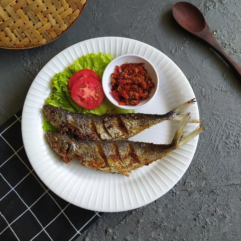 Resep Tenggiri Goreng Bumbu Daun Jeruk Sederhana Rumahan di Yummy App