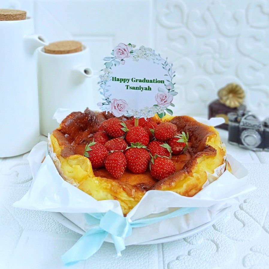 Resep Basque Burnt Cheese with Strawberry Sederhana Rumahan di Yummy App