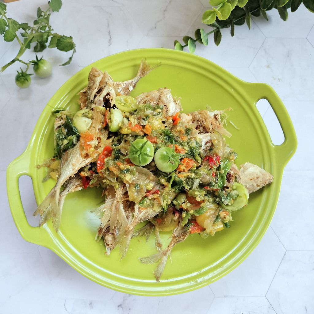 Resep Ikan Ciu Sambal Tomat Ijo Sederhana Rumahan di Yummy App