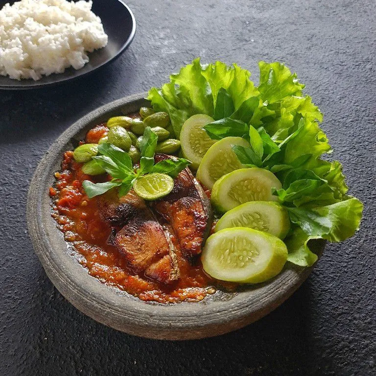 Resep Penyetan Ikan Asap khas Surabaya Sederhana Rumahan di Yummy App