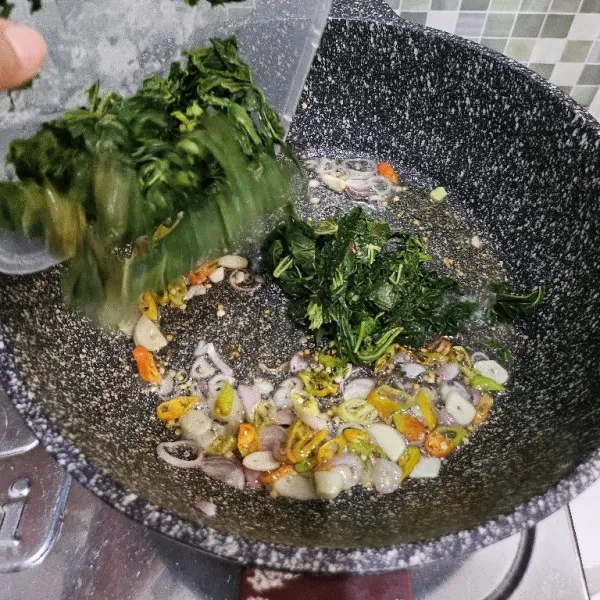 Resep Tumis Daun Singkong Bunga Pepaya Sederhana Rumahan di Yummy App