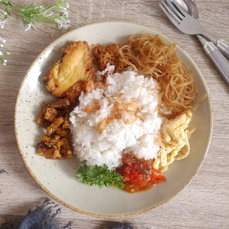 Resep Nasi Rames Rice Cooker Sederhana Rumahan di Yummy App