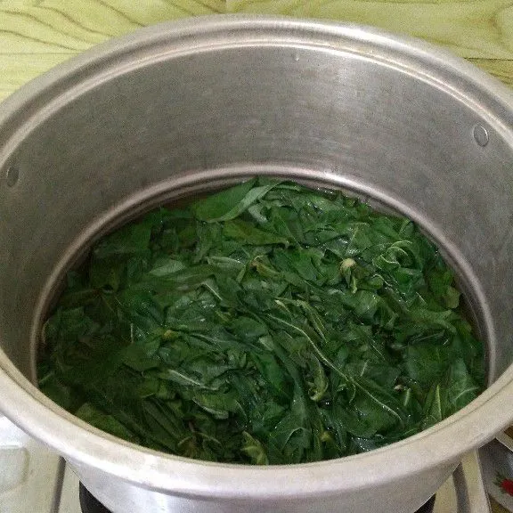 Resep Daun Singkong Masak Kuah Kuning Sederhana Rumahan di Yummy App Resep Daun Singkong Masak Kuah Kuning Sederhana Rumahan di Yummy App